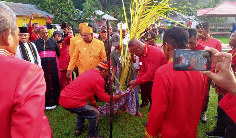 Hentikan Konflik, Warga Elat dan Hoar Ngutru Gelar Sasi Adat – Info Baru