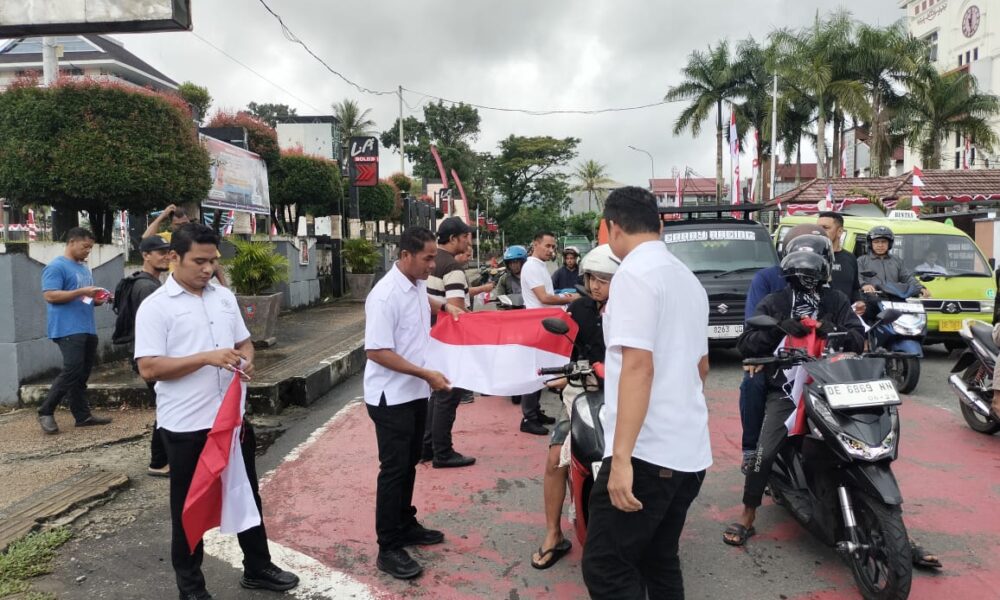 Kaisupy Bagikan 150 Bendera Merah Putih, Cecep: Simbol Kekuatan Polri ...